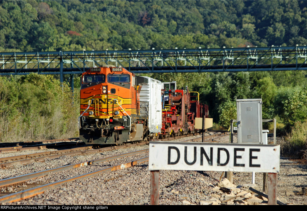 BNSF 5464 Tied down on a Mow train!